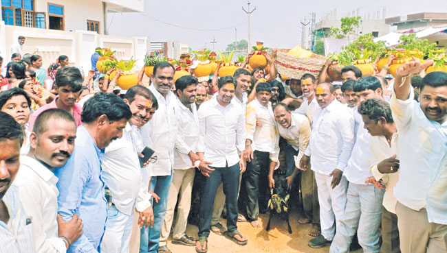 మల్లారెడ్డిగూడలో వైభవంగా బీరప్ప బోనాలు | Birappa bonas in glory at ...