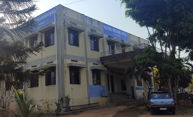 ఆర్డీవో కార్యాలయ ఏర్పాట్లలో తలమునకలైన రెవెన్యూ అధికారులు | Revenue ...