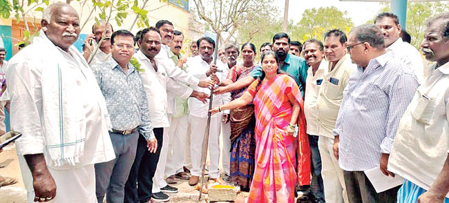 ప్రణాళికాబద్ధంగా రహదారుల పనులు పూర్తి | Alampur MLA Abraham said Road ...