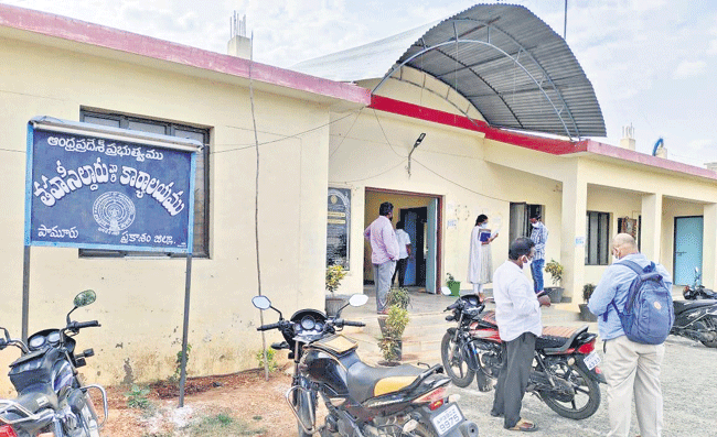 తహసీల్దార్‌ కార్యాలయంలో వేధిస్తున్న సిబ్బంది కొరత | Staff shortage ...