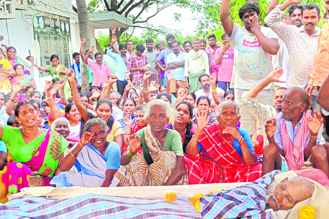అంత్యక్రియలకు స్థలం కావాలంటూ అర్తమూరులో మృతదేహంతో దళితుల నిరసన ...