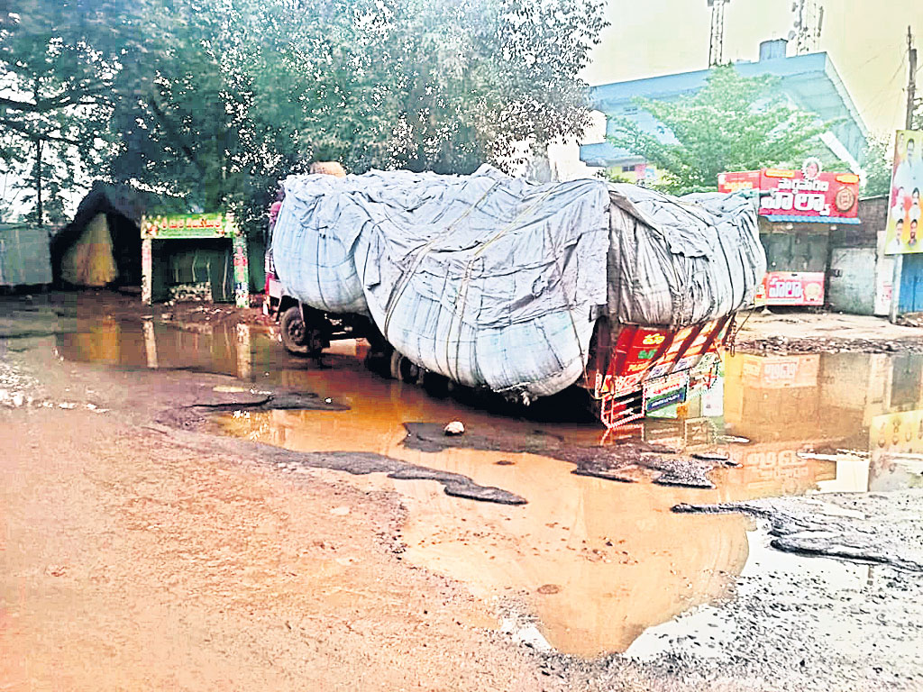 వడ్డాది జంక్షన్‌ గోతుల్లో దిగబడిన లారీ | Waddadi Junction Lorry landing ...