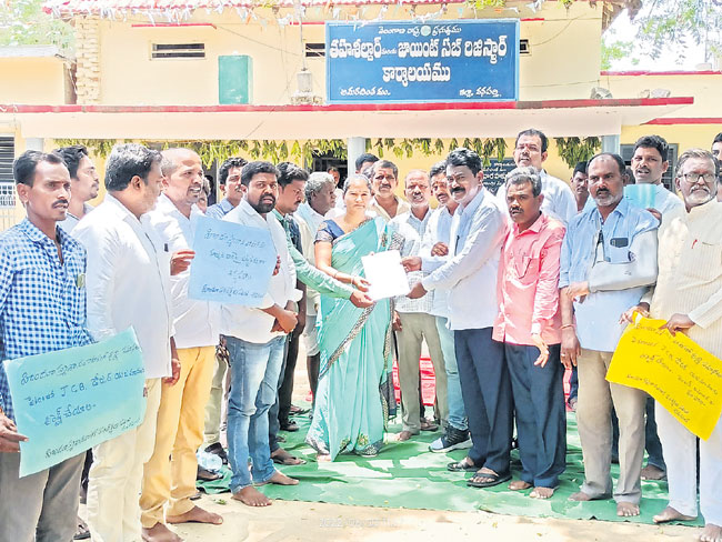 తహసీల్దార్‌ కార్యాలయం ముందు ధర్నా | Dharna in front of the tehsildar ...