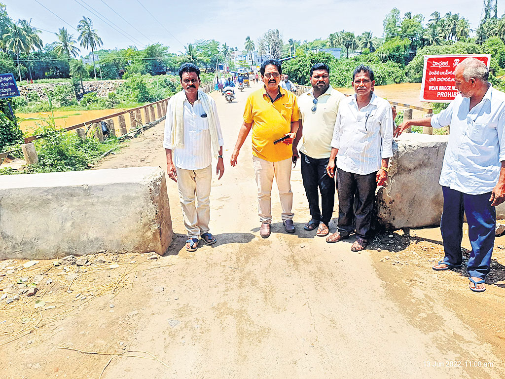 సీజన్‌లో గోవాడ ఫ్యాక్టరీకి చెరకు సరఫరాకు కష్టాలు | Distribution of ...