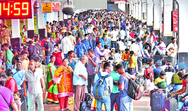 వచ్చింది 3 వేల మంది.. మిగిలింది 150 మంది! | 3 thousand people came 150 ...