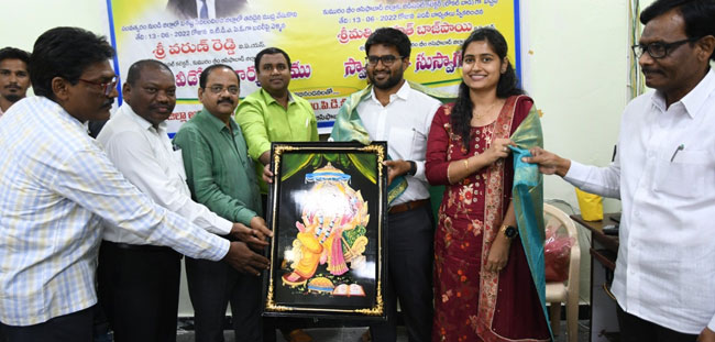 వరుణ్‌రెడ్డి సేవలు అభినందనీయం | Varun Reddy services are appreciated ...