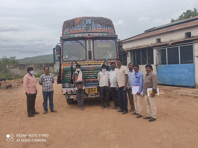 రేషన్‌ బియ్యం తరలిస్తున్న లారీ స్వాధీనం | A lorry transporting ration ...