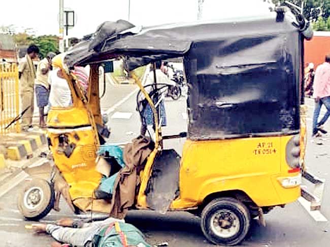 ఆటోను ఢీ కొట్టిన కారు ముగ్గురి మృతి | Three people were killed when the ...