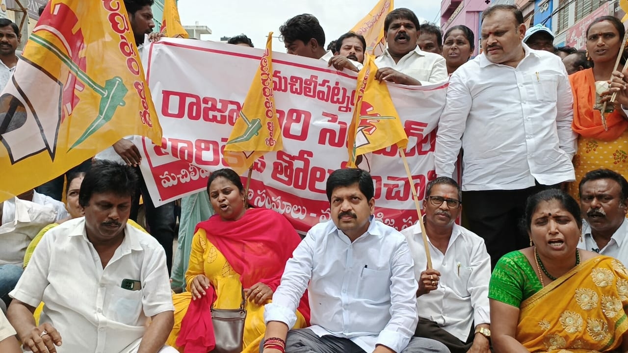 రాజా సెంటర్‌లో బారికేడ్లు తొలగించాలి | raveendra-NGTS-AndhraPradesh