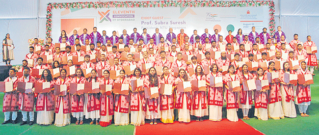 పట్టాహాసంగా.. | convocation in iith-MRGS-Telangana