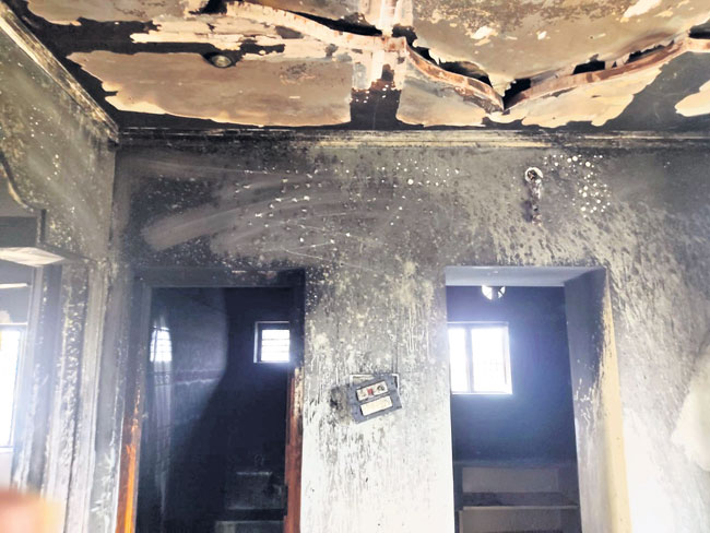 షార్ట్‌సర్క్యూట్‌తో ఇల్లు ధ్వంసం | House destroyed by short circuit ...