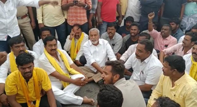 పోలీసుల ఎదుటే టీడీపీ బ్యానర్ల ధ్వంసం | Destruction of TDP banners in ...