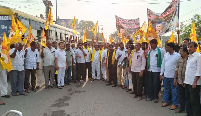 పేదల అన్నం గిన్నె తన్నేస్తారా..? | tdp leaders agitation-NGTS-AndhraPradesh