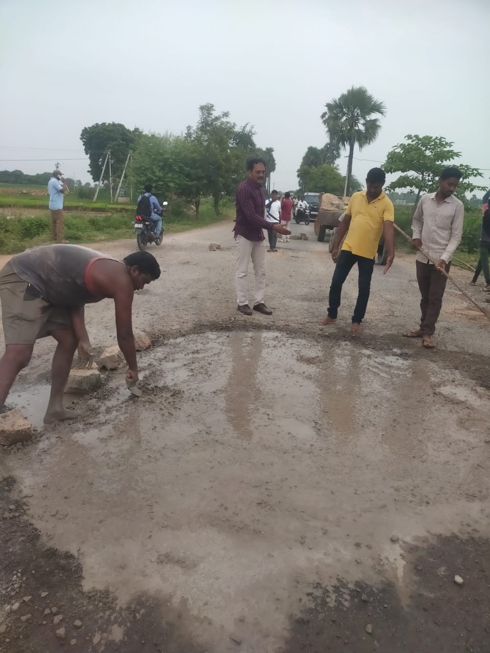 రోడ్లపై గుంతలు పూడ్చివేత | Digging potholes on roads-MRGS-Telangana