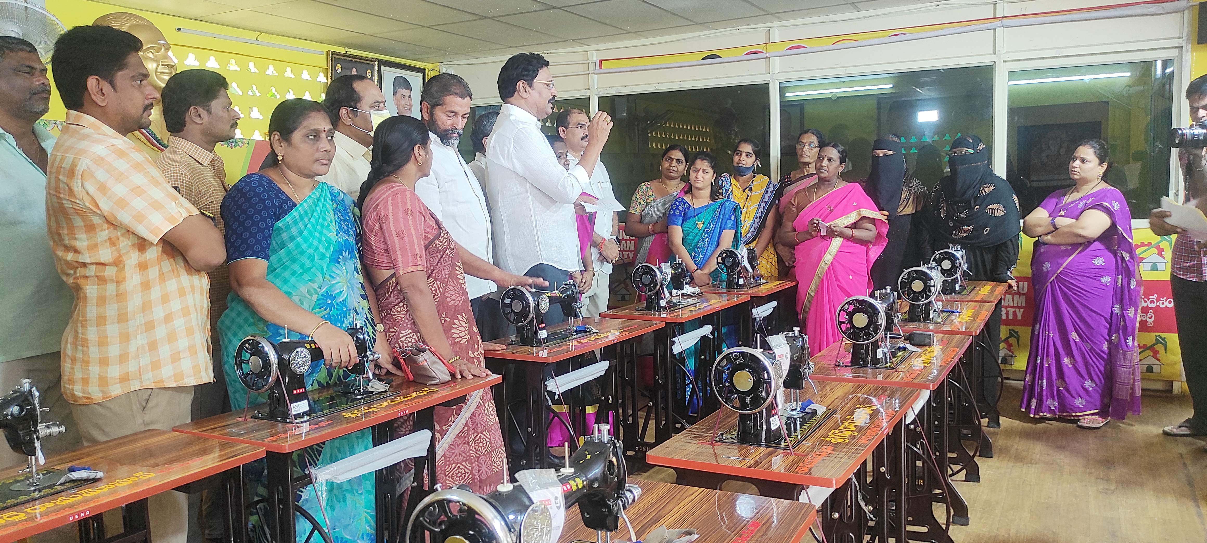 దొంగ లెక్కలతో జగన్‌ మాయాజాలం: ఎమ్మెల్యే గద్దె | distribution of sweing ...