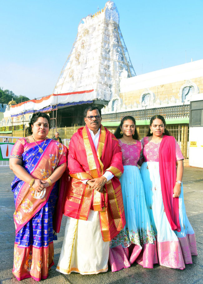 శ్రీవారి సేవలో హైకోర్టు న్యాయమూర్తులు | High Court Judges in Srivari ...