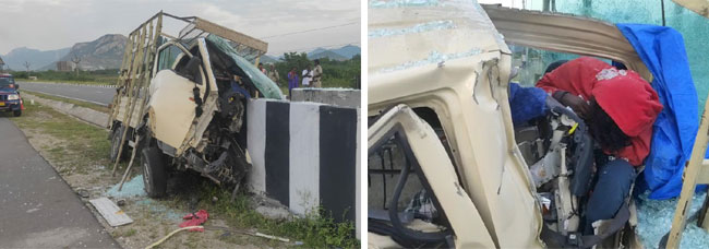 కల్వర్టు గోడను ఢీకొన్న లగేజీ వ్యాన్‌ | The luggage van hit the culvert ...