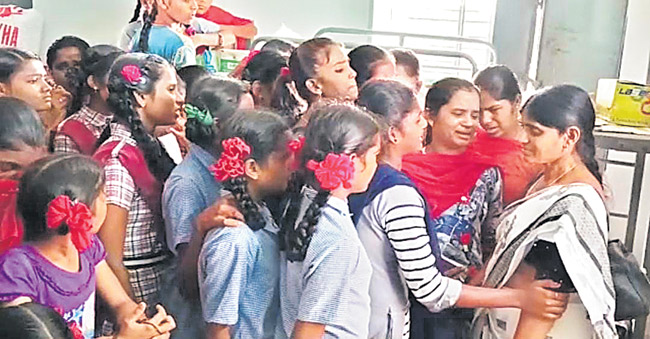 మీరు వెళ్లొద్దు మేడం! | Dont you go madam-NGTS-Telangana