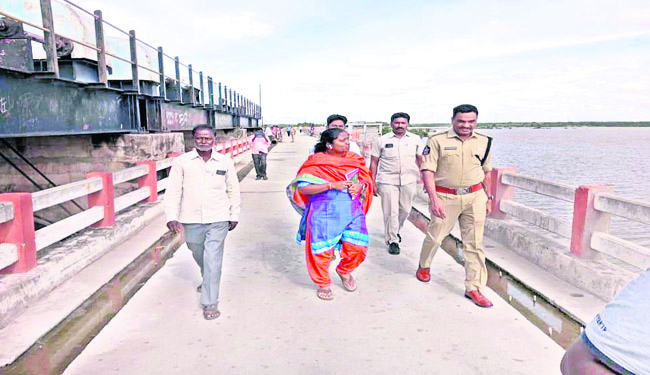 పీఏబీఆర్‌ డ్యాంను సందర్శించిన ఎస్పీ | SP visited PABR Dam-MRGS ...
