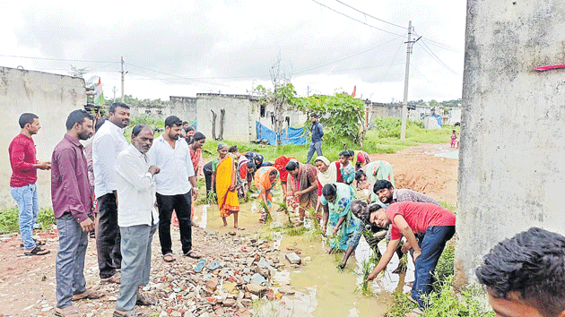 రోడ్డుపై నాట్లు వేసి కాలనీవాసుల నిరసన | Colonists protested by planting ...