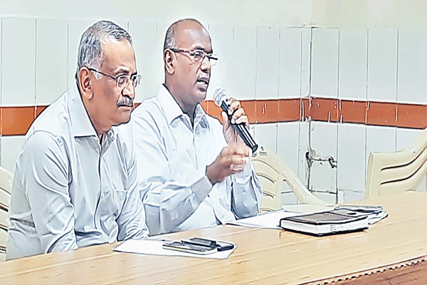 అప్యాయంగా పలకరిస్తే రోగికి సగం ఉపశమనం | kkd ggd suprendent doctor ...