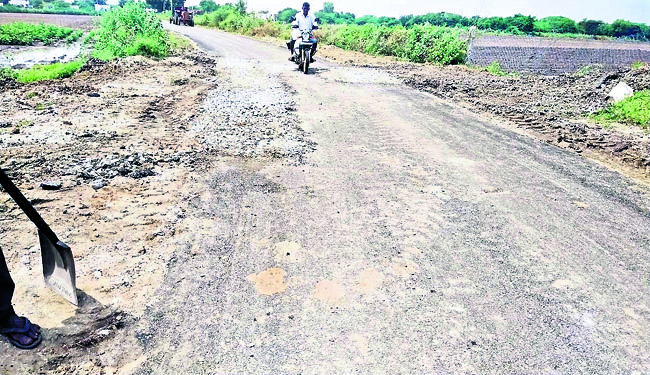 వేసిన వారానికే బీటీ రోడ్డుకు బీటలు | Bites for the BT road were laid ...