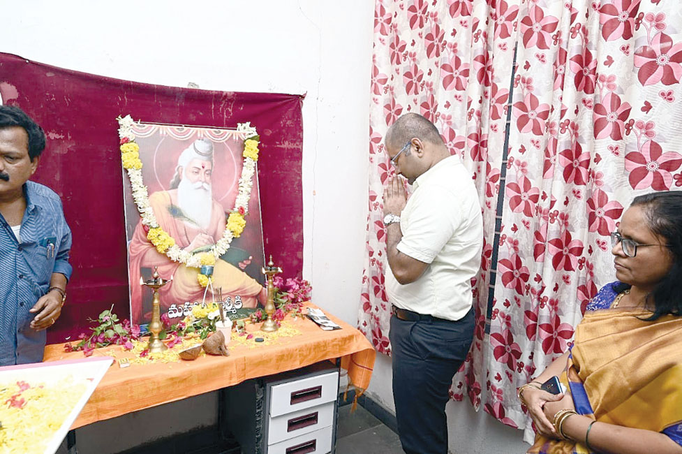 వాల్మీకి జీవితం ఆదర్శం | Valmiki life is ideal-MRGS-Telangana