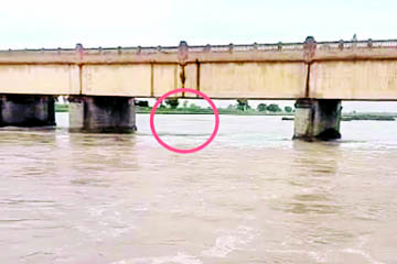 కొట్టుకుపోయిన వేదవతి నది బ్రిడ్జి పిల్లర్‌ | Vedavati river bridge ...