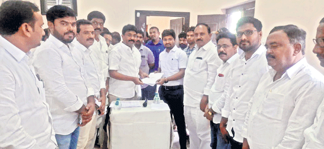 మంత్రిని కలిసిన సబ్‌ కలెక్టర్‌ | The sub collector met the minister ...