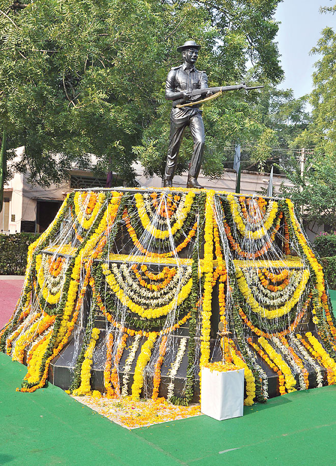 పోలీసు శాఖ ఆధ్వర్యంలో ‘ఫ్లాగ్‌ డే’ | Flag Day under the auspices of the ...