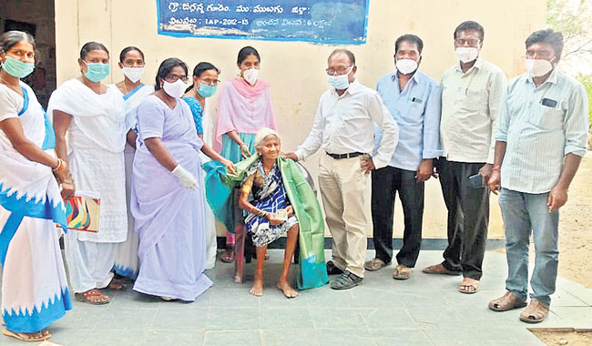 టీకా వేసుకున్న శతాధిక వృద్ధురాలు | Sanmanam