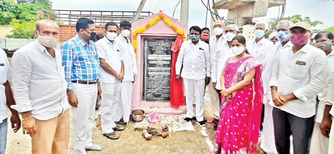 అభివృద్ధి చేసి చూపిస్తాం | alampur mla dr abraham inaugurate drainage works