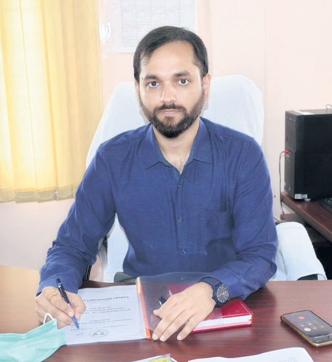 బాధ్యతలు స్వీకరించిన అదనపు కలెక్టర్‌ దీపక్‌ తివారీ | Additional ...