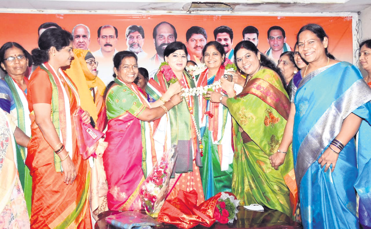 మహిళా కాంగ్రెస్‌ రాష్ట్ర అధ్యక్షురాలు సునీతకు సన్మానం | State President ...