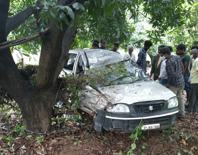 రోడ్డు ప్రమాదంలో మహిళ మృతి | Woman killed in road accident