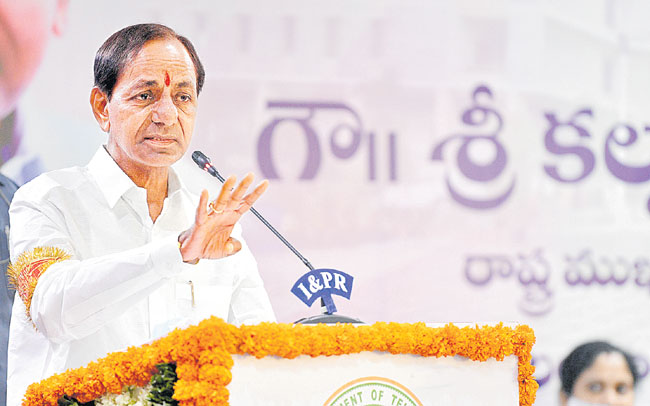 నేతన్నలకు బీమా | CM KCR in Sirisilla tour