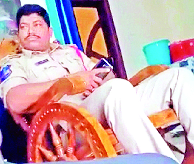 నకిలీ పోలీసు.. దర్జాగా వసూళ్లు! | Fake police Darja collects