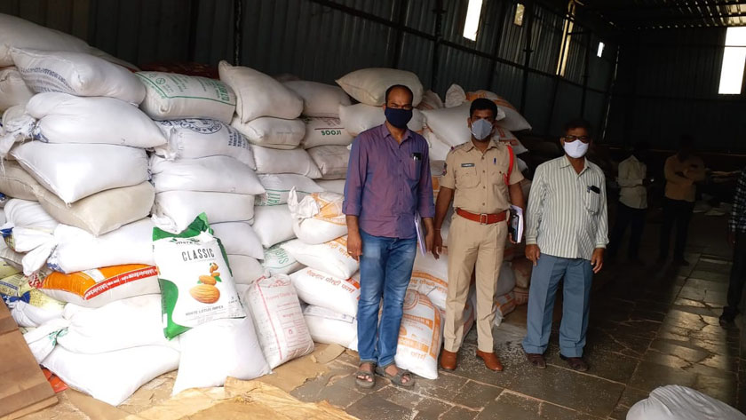 జహీరాబాద్‌లో జోరుగా రేషన్‌ బియ్యం దందా | ration rice selling