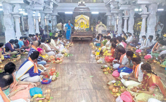 రత్నగిరిపై నవ దంపతుల సందడి | ratnagiri filled with newly married couple
