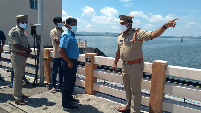 ఎల్లంపల్లి ప్రాజెక్టును సందర్శించిన సీపీ | CP who visited Ellampalli ...