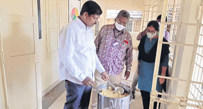 పాఠశాలల్లో కొత్తగా 30వేలమంది చేరిక | deo abraham visit samarlakota schools