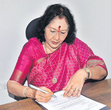 బాధ్యతలు స్వీకరించిన గీతారెడ్డి | Geeta Reddy who took over the ...