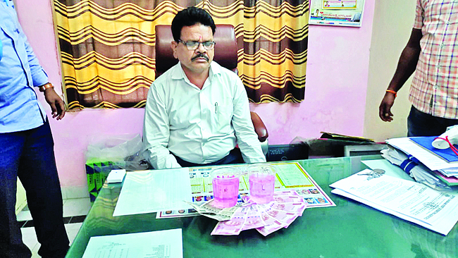 డీఎంహెచ్‌వో కార్యాలయంలో ఏసీబీ దాడులు | ACB attacks on DMHO office-NGTS ...