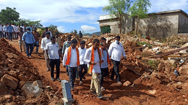 వైసీపీ బెదిరింపులతో గేట్లు ఎత్తకపోవడంతో అన్నమయ్య ప్రాజెక్టు తెగిపోయింది ...