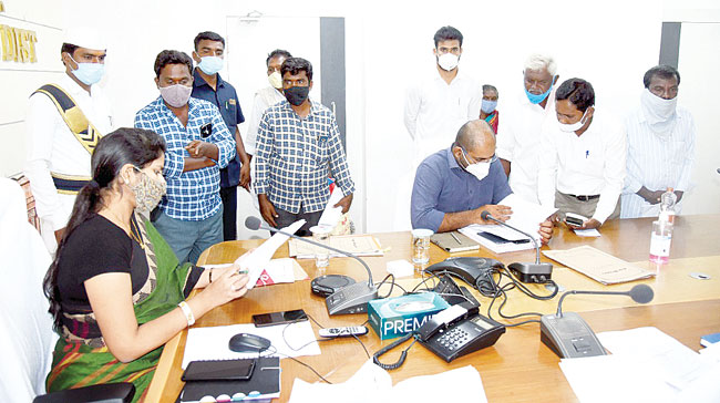 అధికారులు తప్పనిసరిగా పాల్గొనాలి | Collector Review of Village Child ...