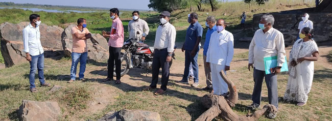 వార్ధా నది ప్రాజెక్టు స్థలాన్ని పరిశీలించిన కలెక్టర్‌ | Collector who ...