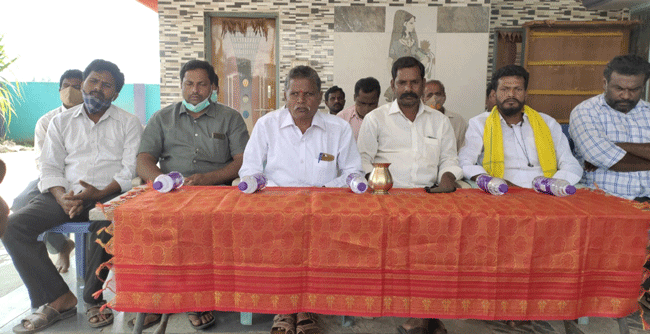 టీడీపీ జెండాను చూస్తే భయమెందుకో? | Why ycp afraid to look at the TDP ...