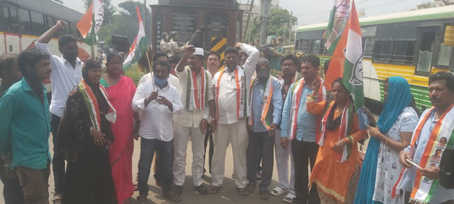 అస్సాం సీఎం దిష్టిబొమ్మ దహనం | asom cm disti doll fired-MRGS-AndhraPradesh