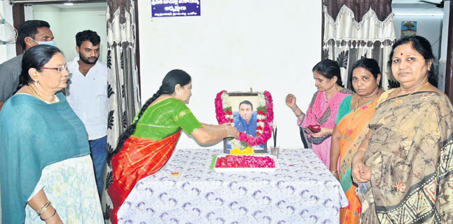 మంత్రి గౌతమ్‌రెడ్డికి పలువురి నివాళి | Many pay tribute to Minister ...