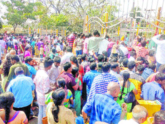 మేడారంలో అదే సందడి | same rush in the medaram